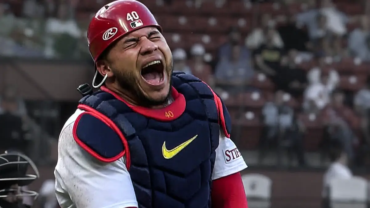 Willson Contreras se fractura el brazo con un swing de J.D. Martínez
